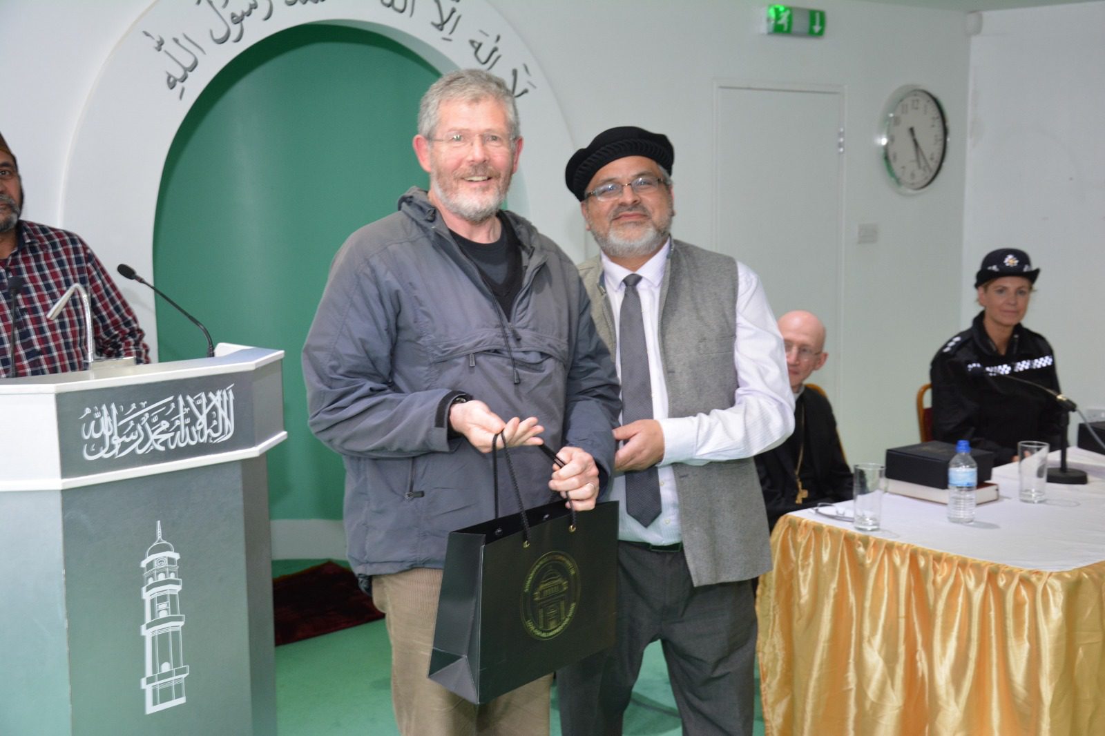 Ahmadiyya Noor mosque welcomes Bishop of Chichester for interfaith ...